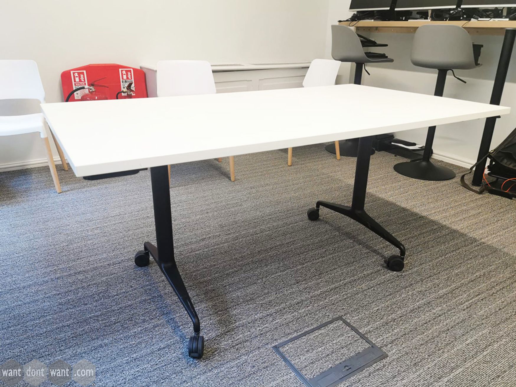Second hand foldable table store